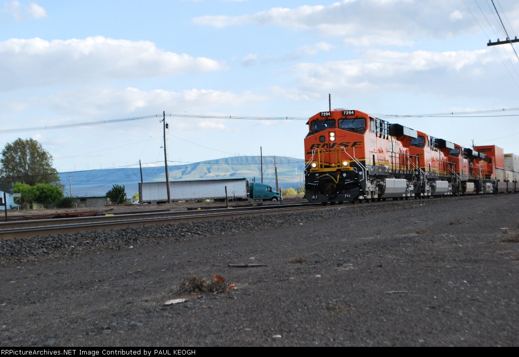 BNSF 7294 rolls into the BNSF South Pasco yard leading the Z PTL-CHI.